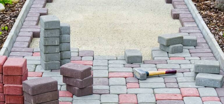 Wiele nawierzchni przygotowanych z kostki brukowej - Robex