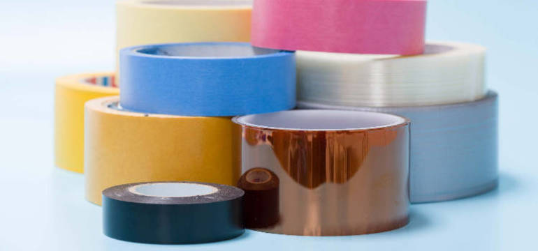 Taśmy samoprzylepne – jakie są rodzaje i do czego się stosuje?