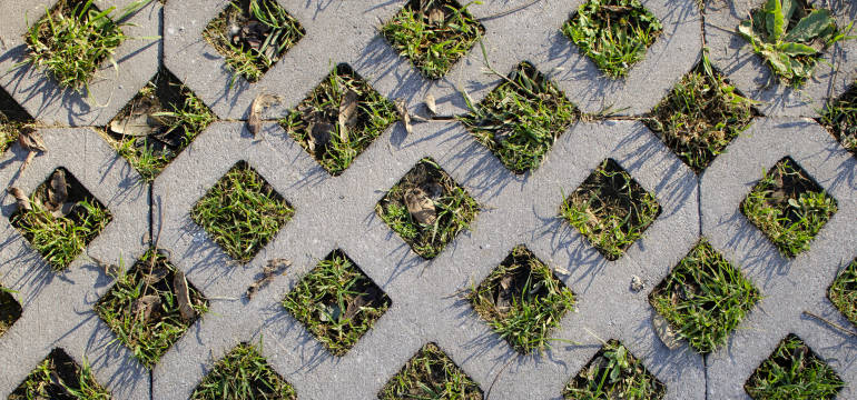 Zalety zastosowania płyt ażurowych i proces ich układania.